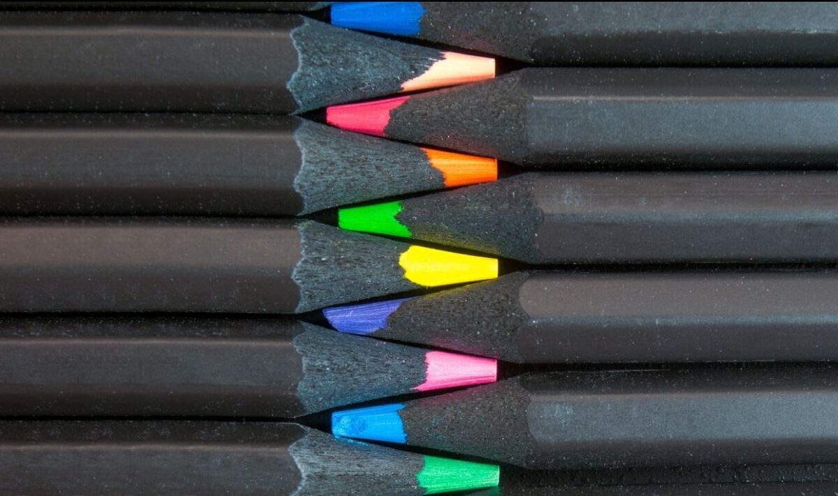 تفاوت مداد رنگی پلی کروم با کلاسیک چیست؟ - تحریر گستر